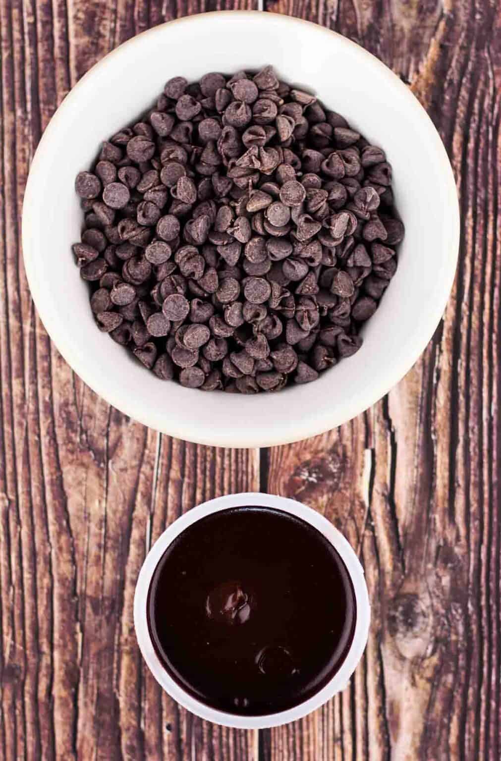 Easy 2-Ingredient Chocolate Fudge Using Frosting